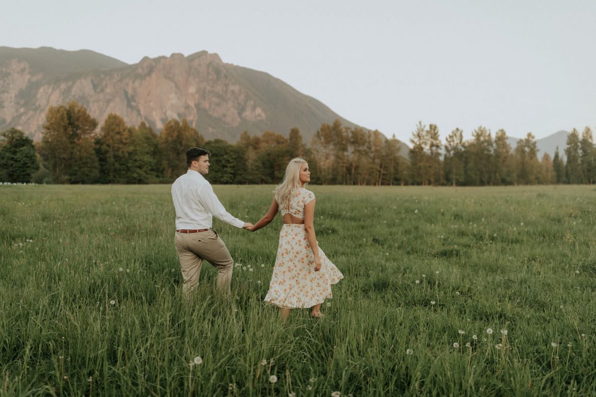 18 Unique Summer Engagement Photo Ideas - Joy